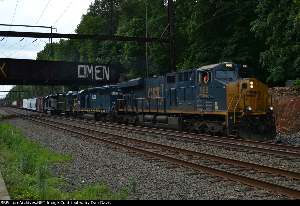 CSX ES44AH 998 leads Q439-12